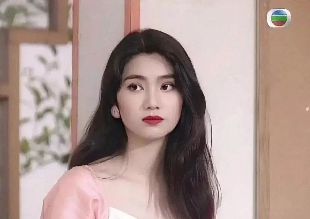 Hong Xin's pink suspender dress is flowing out, pure and lustful, she ...