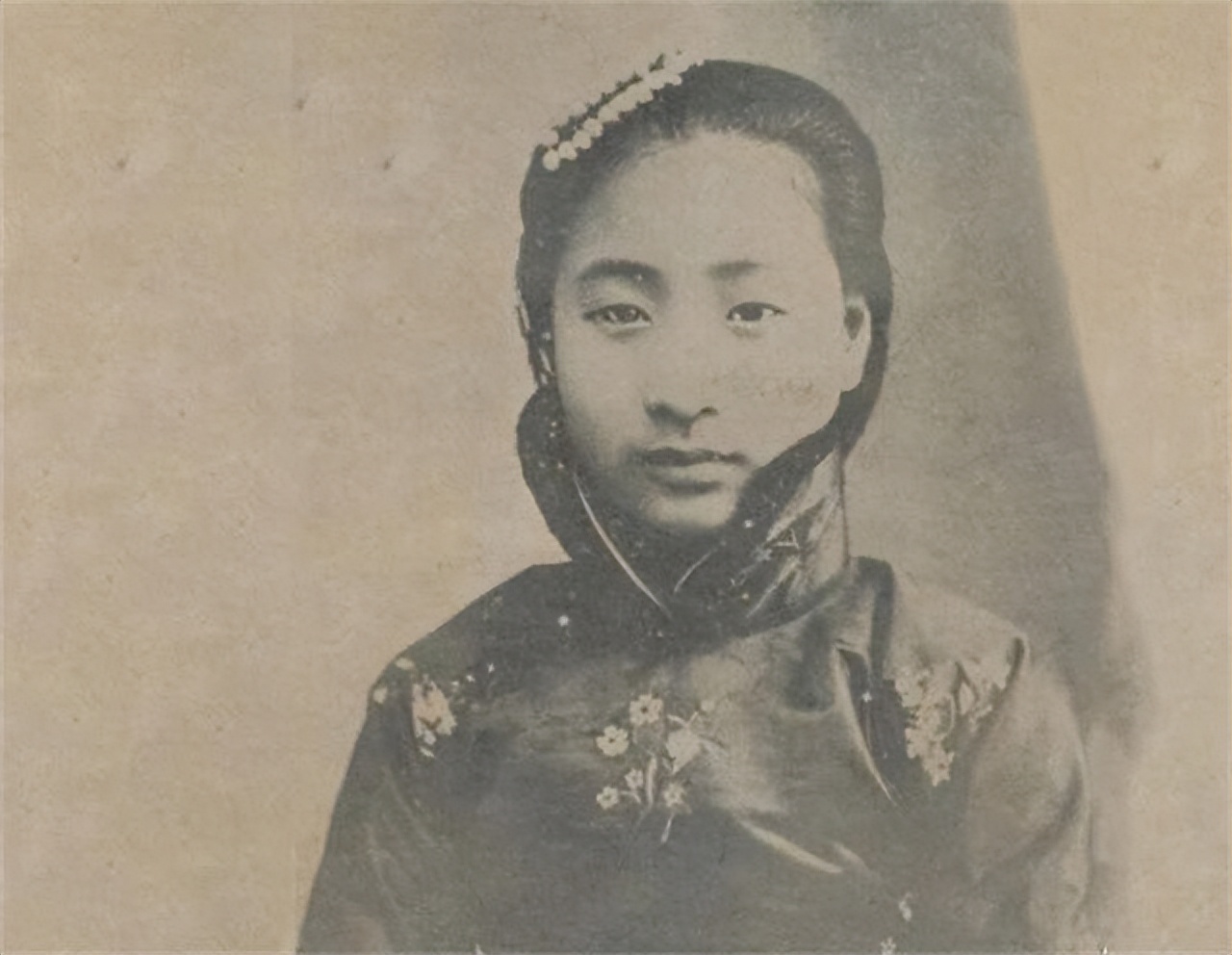 Xiao Fengxian: She was infatuated with Cai E all her life, and held his ...