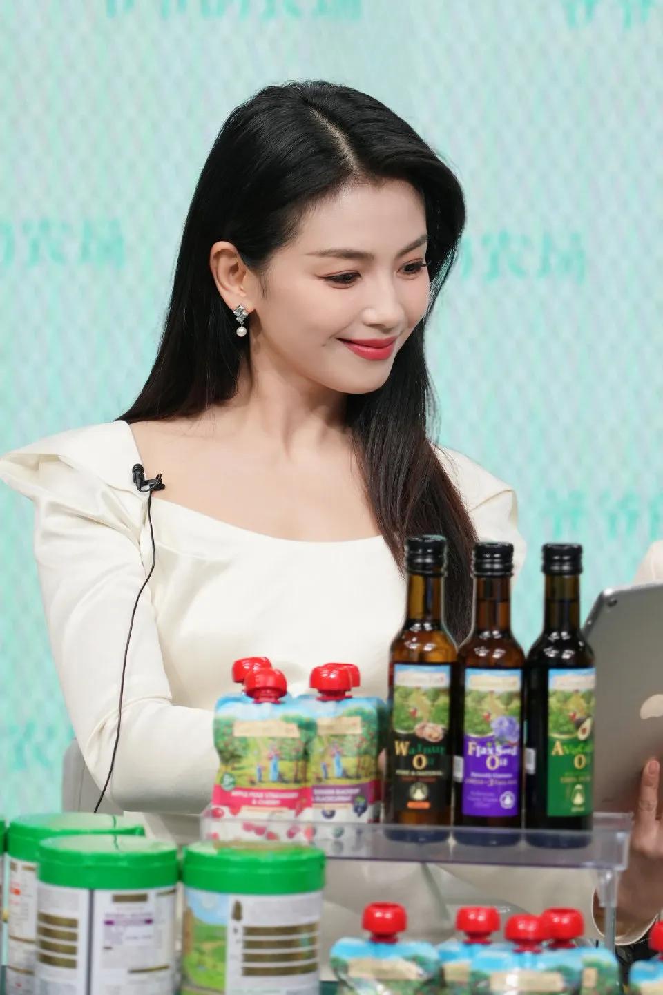 Liu Tao is intellectual and elegant - iNEWS