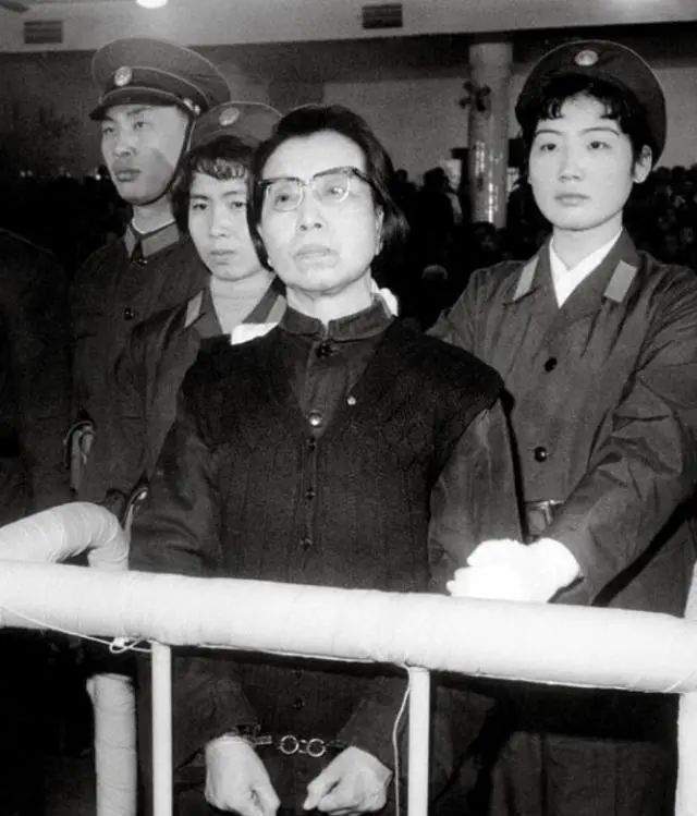 Jiang Qing was in prison, almost got into a fight with a female guard ...