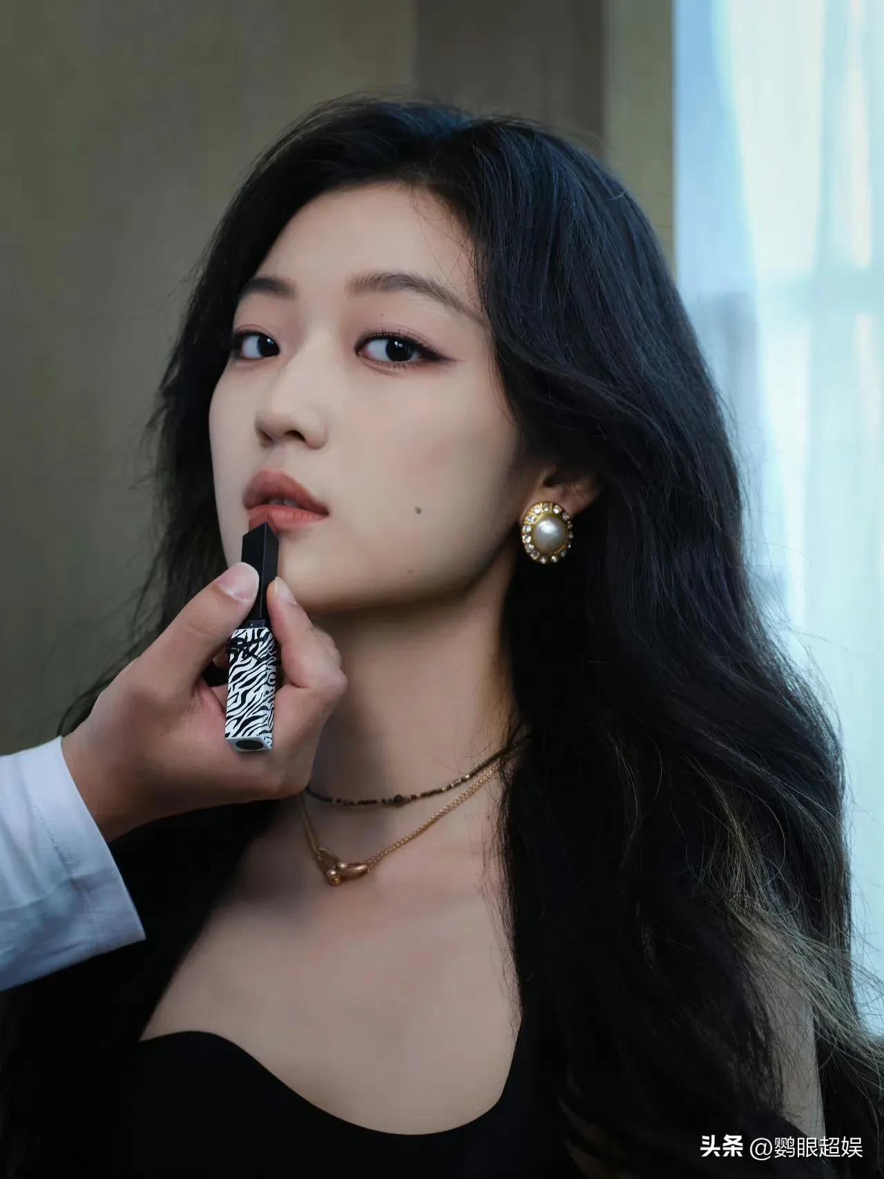 Sun Qian's light-faced and cold photo, with black big wavy long hair ...