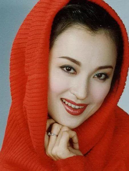 Wang Luyao: gentle and soft, sexy and charming - iNEWS