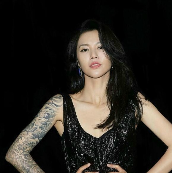 He is an ageless male god! He proposed at an altitude of 5,600 meters ...