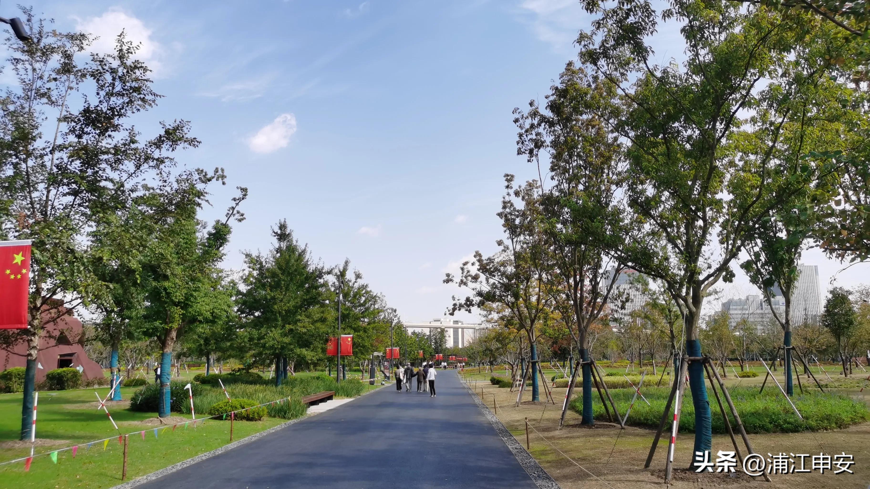 Autumn tour Shanghai's largest riverside park, Expo Cultural Park ...