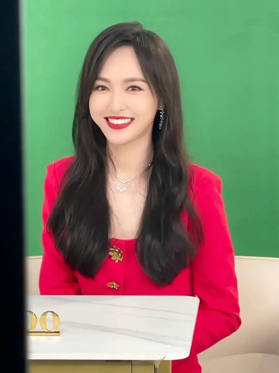 Tang Yan smiled lightly, very touching, beautiful - iNEWS