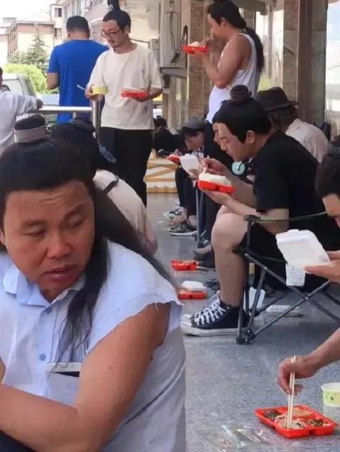 How difficult is it for a newcomer star?Hu Xia ate 7-month braised pork ...