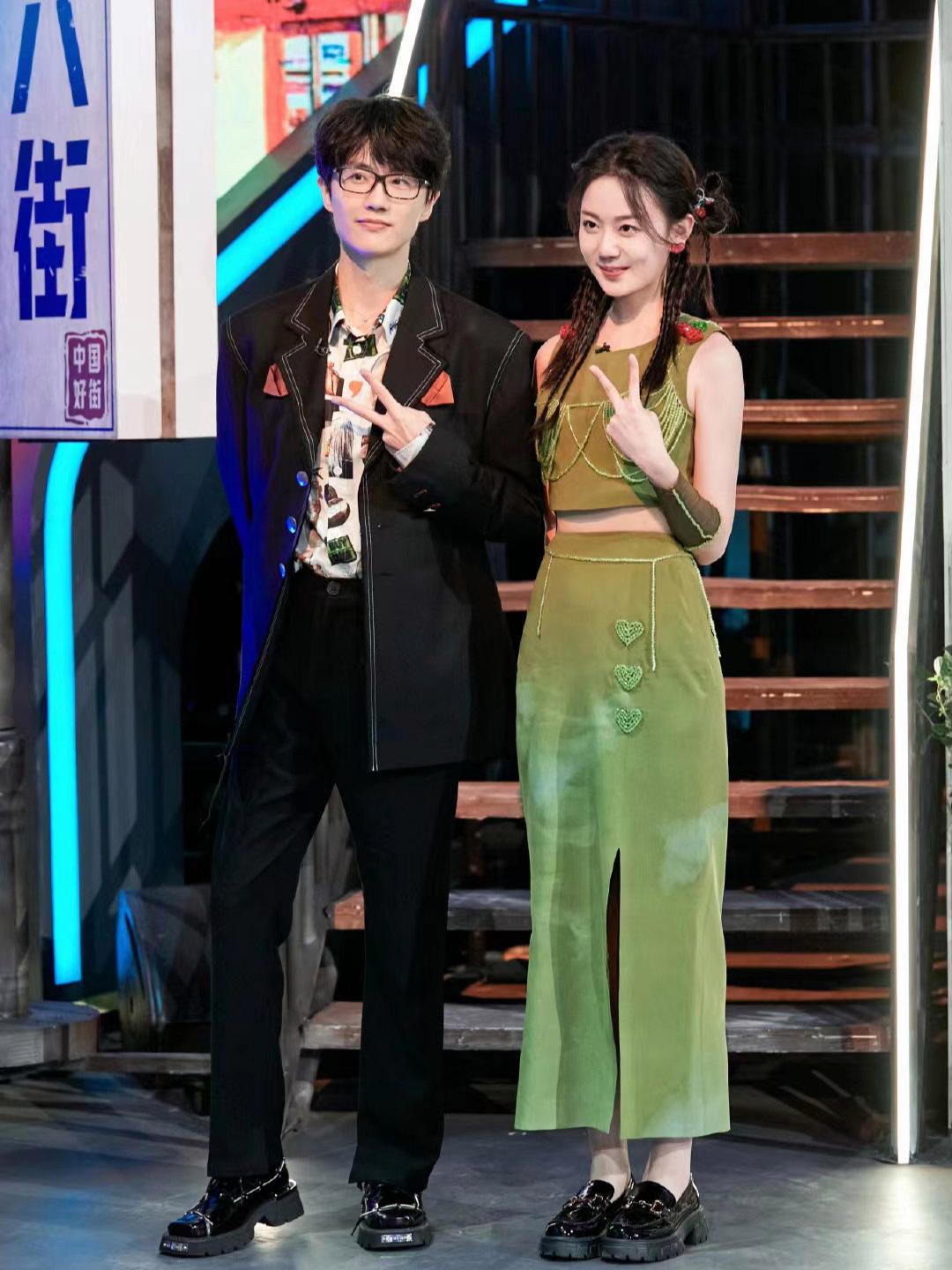Xu Song and Feng Xi clasped their fingers together for shopping, the ...