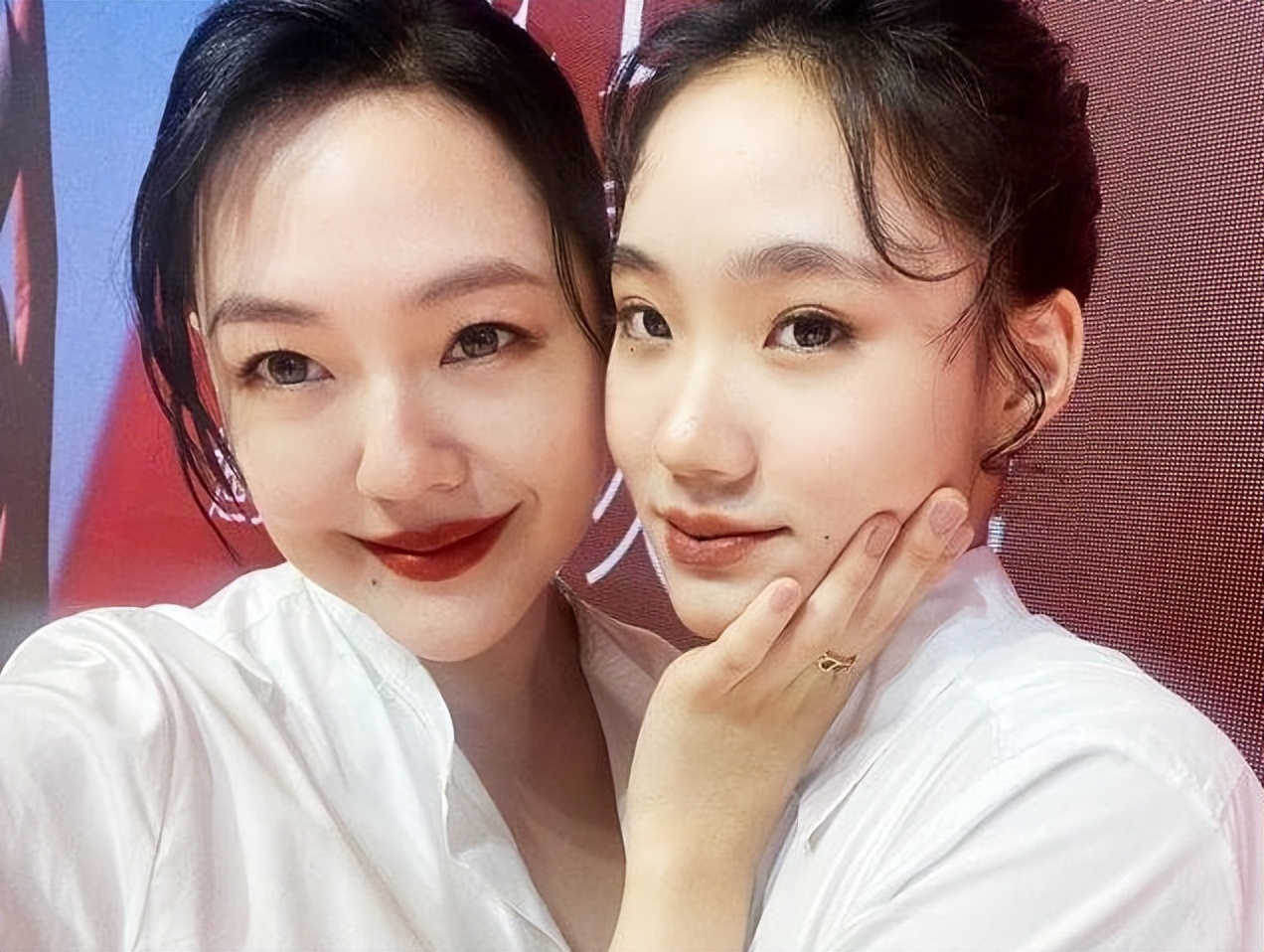 Xiao S accompanied her second daughter to the graduation party. Xu ...