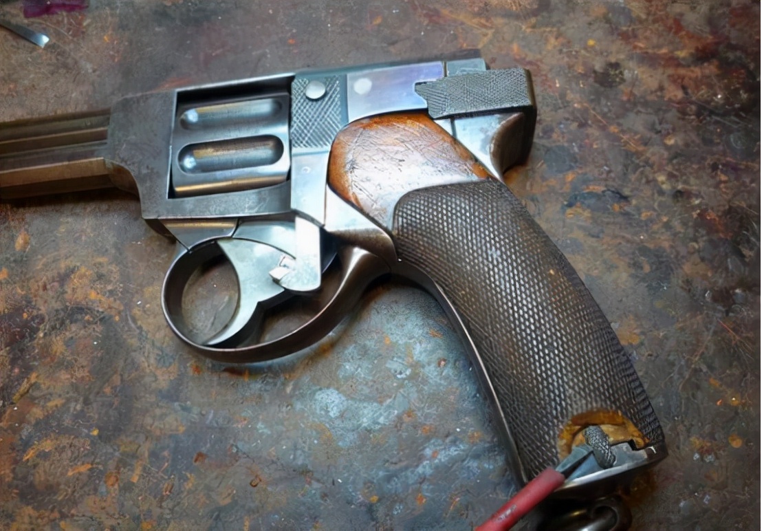 The weirdest pistol in the world. It has a revolver and can be thrown ...