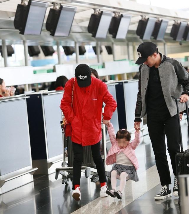 A recent photo of Yang Mi's 9-year-old daughter, Xiao Nuomi looks like ...
