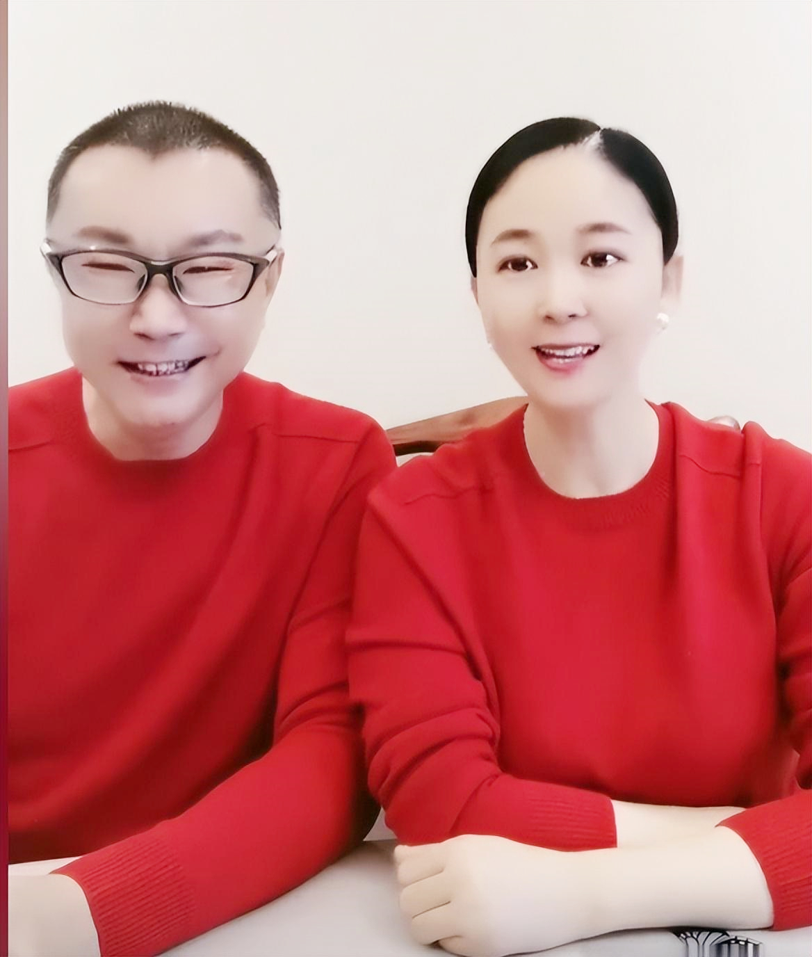 Yin Xiangjie and his wife send blessings on National Day!The couple are ...