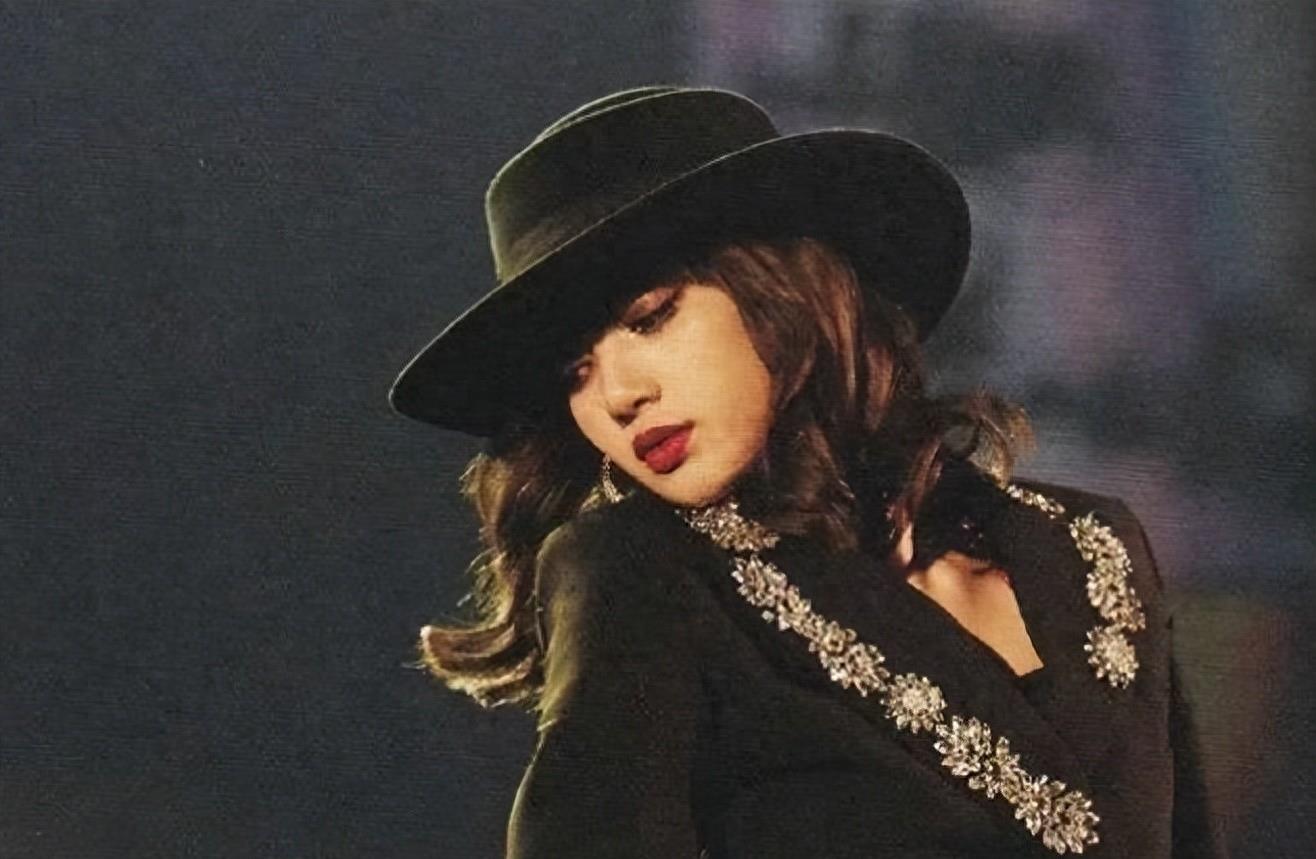 Lisa's Crazy Horse show style is exposed, wearing only tulle, several ...