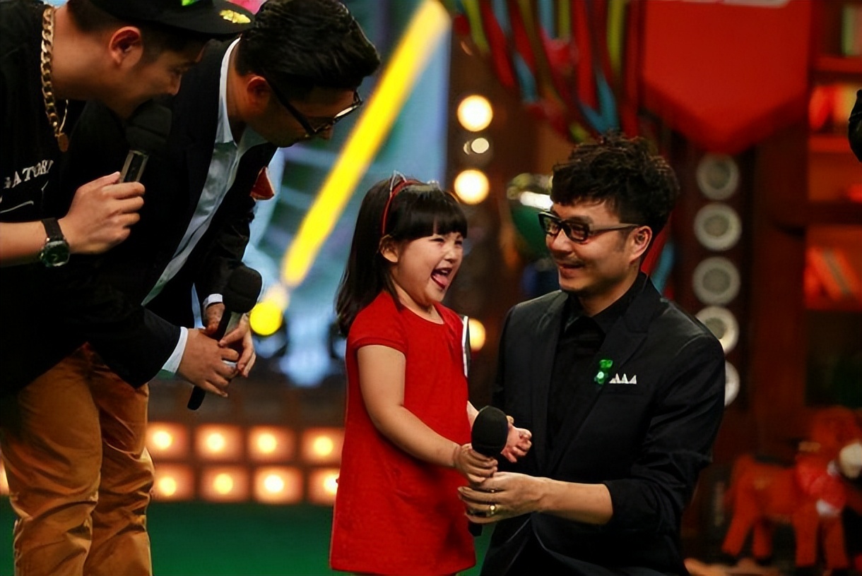 He Jiong accompanies Wang Shiling to celebrate Children's Day, Wang Shiling posted a group photo ...