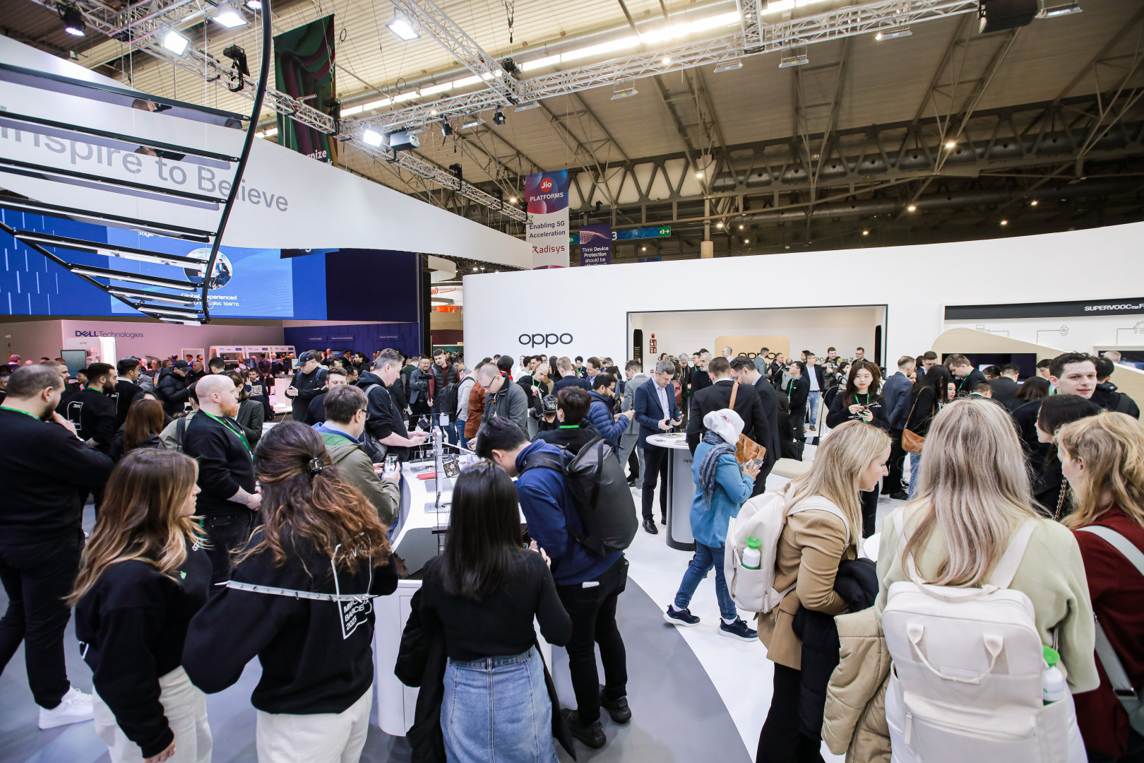 Live at MWC2023! The number of people at the OPPO booth is "outrageous", these black ...