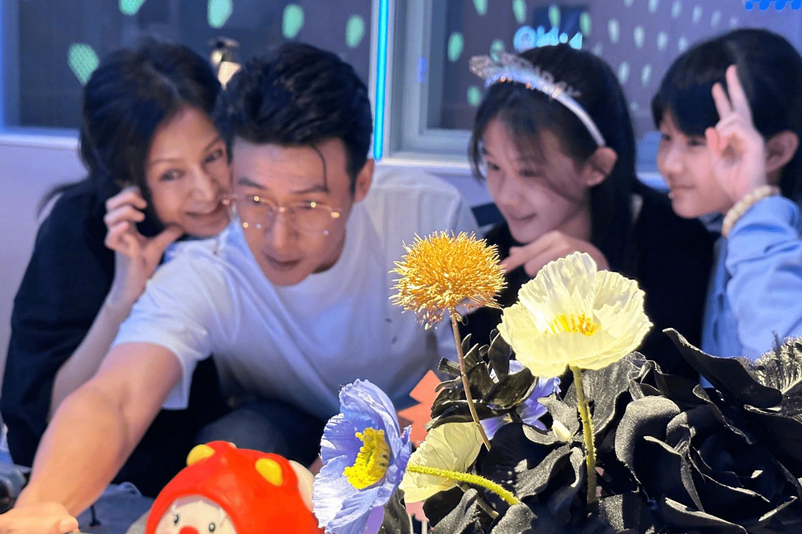 Sweet family moment! Lu Yi celebrated his birthday with his daughter ...
