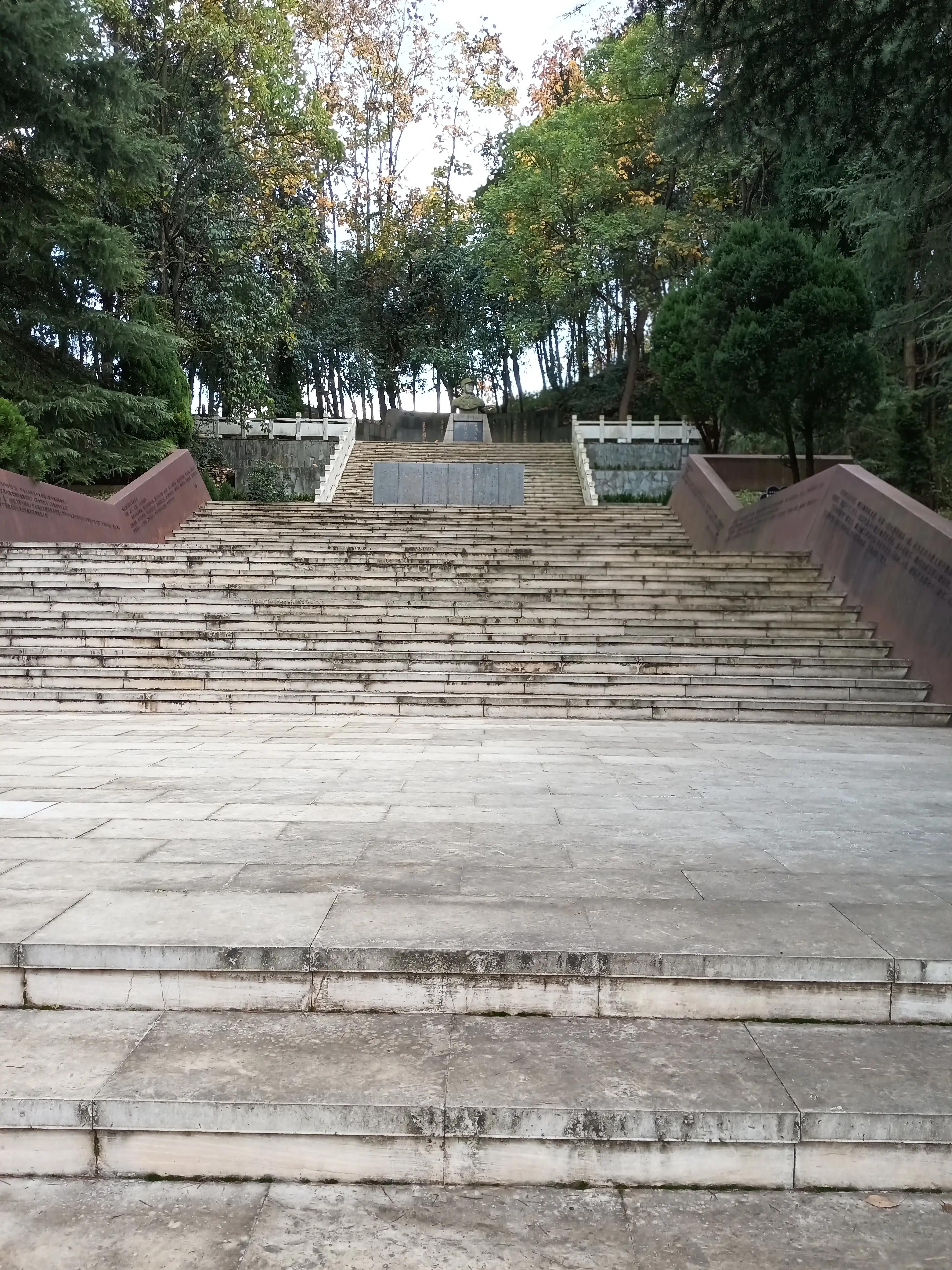 Walk into Huaxi - iNEWS