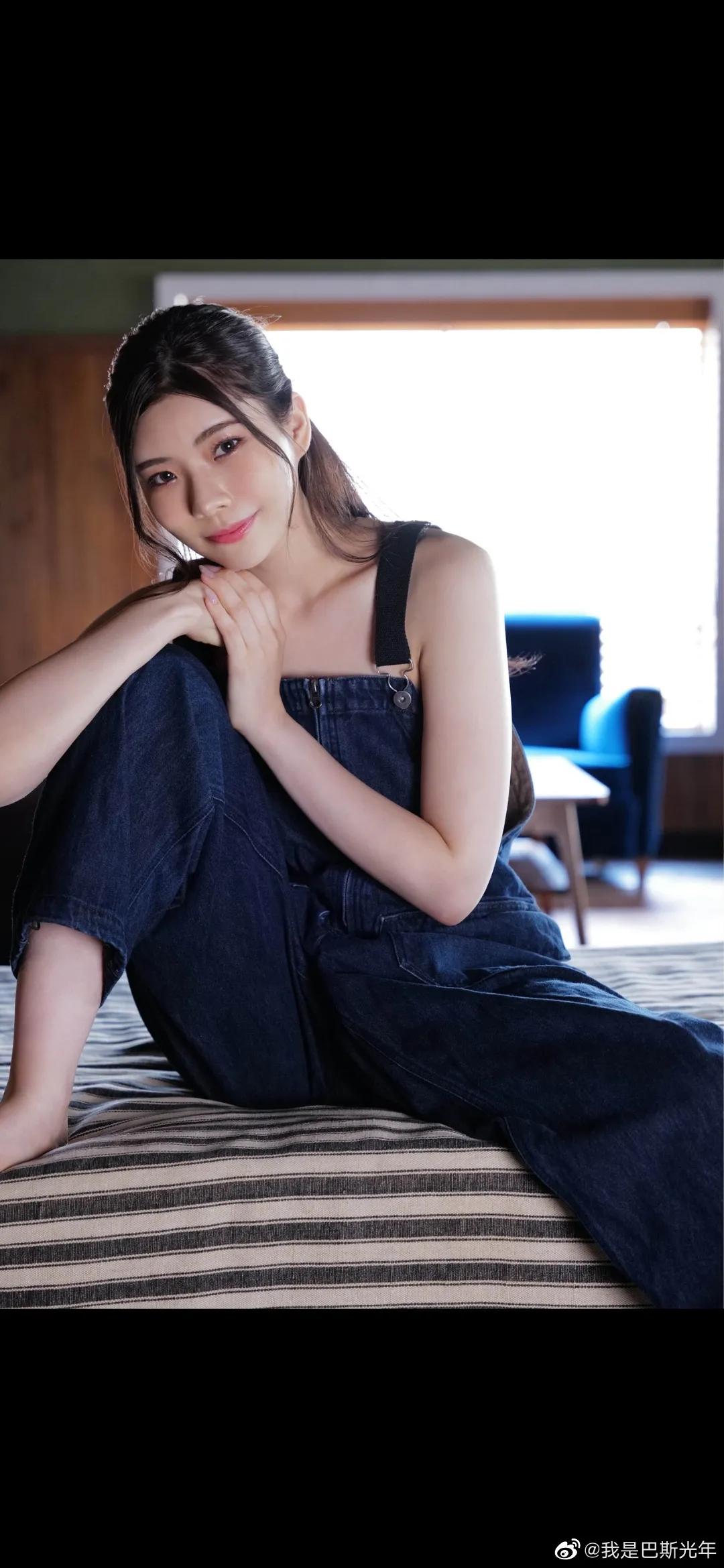 Natural beauty is hard to give up! Shen Muli wears and takes selfies in ...