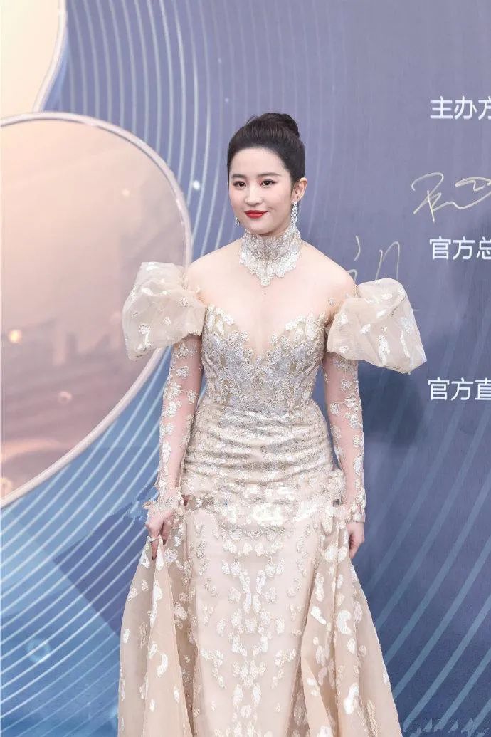 The fairy sister is also behind!Liu Yifei wears a lace dress with round ...