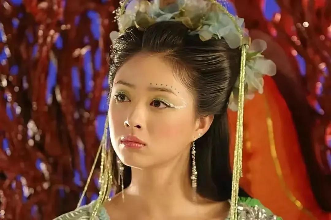 Jiang Xin rounded up the leather skirt, proving that figure is never ...