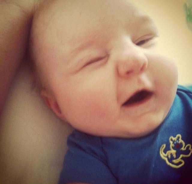 The "armless boy" who once cried warmly in the circle of friends is 8 ...