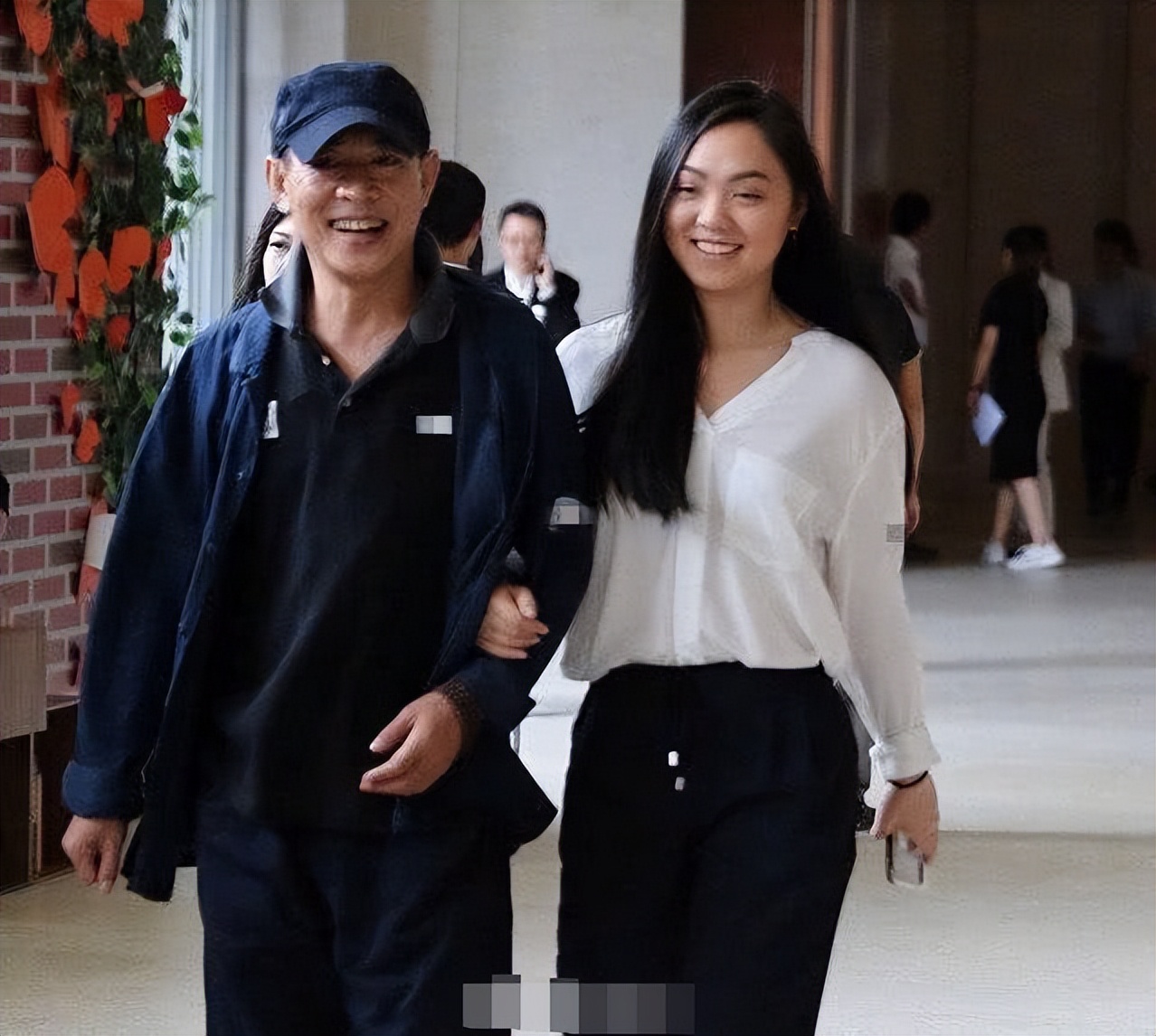 Jet Li's family of four is in the same frame, and his daughter is not ...