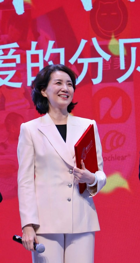 Li Xiuping is still so beautiful at 59 years old!The white suit is ...