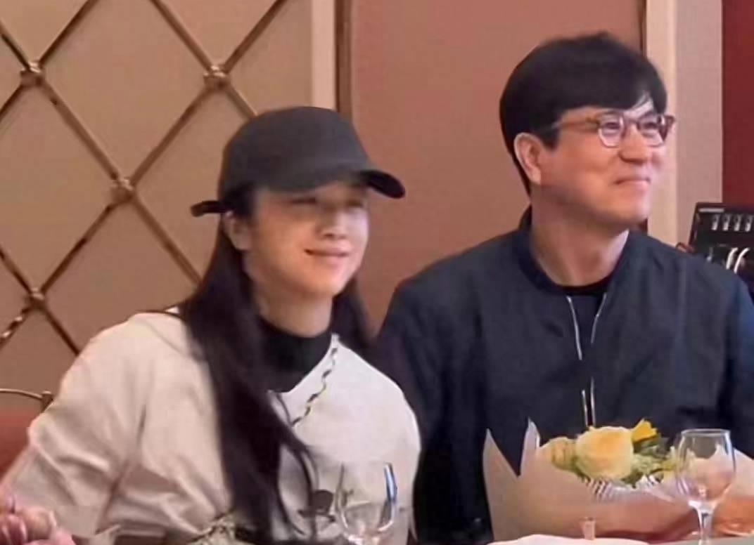 The original Tang Wei's daughter's face is exposed, her small eyes and ...