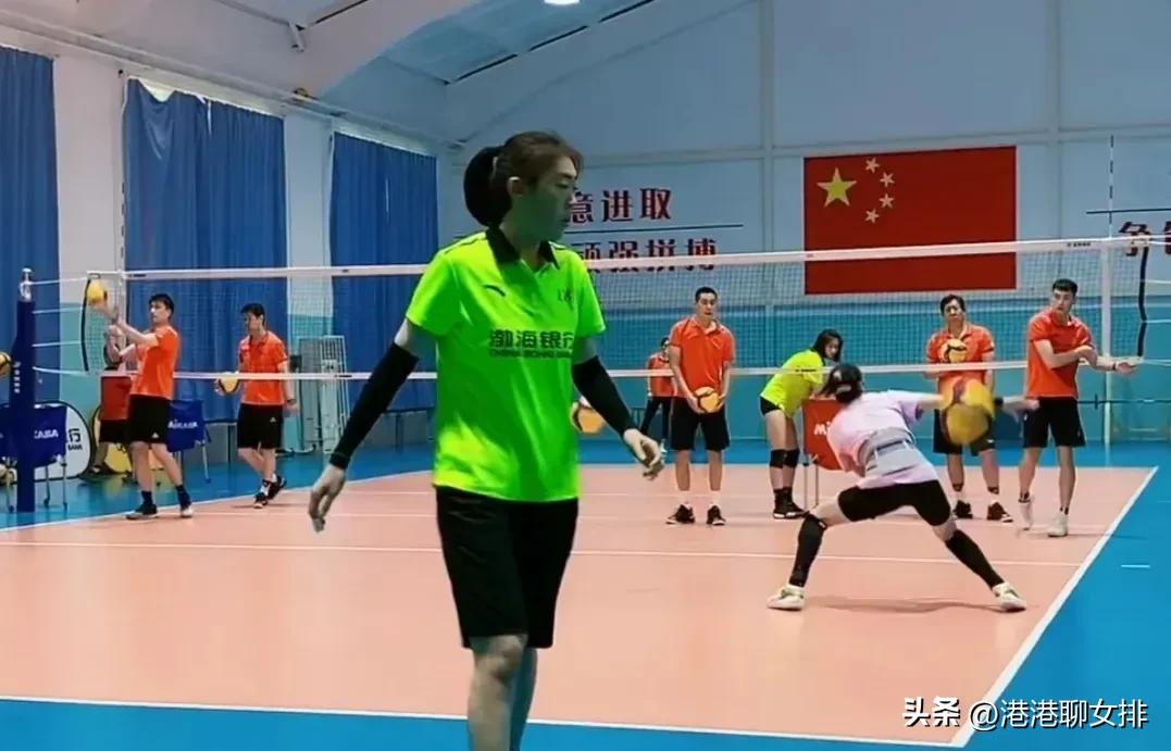 Tianjin women's volleyball team live training, Wang Baoquan and Chen ...