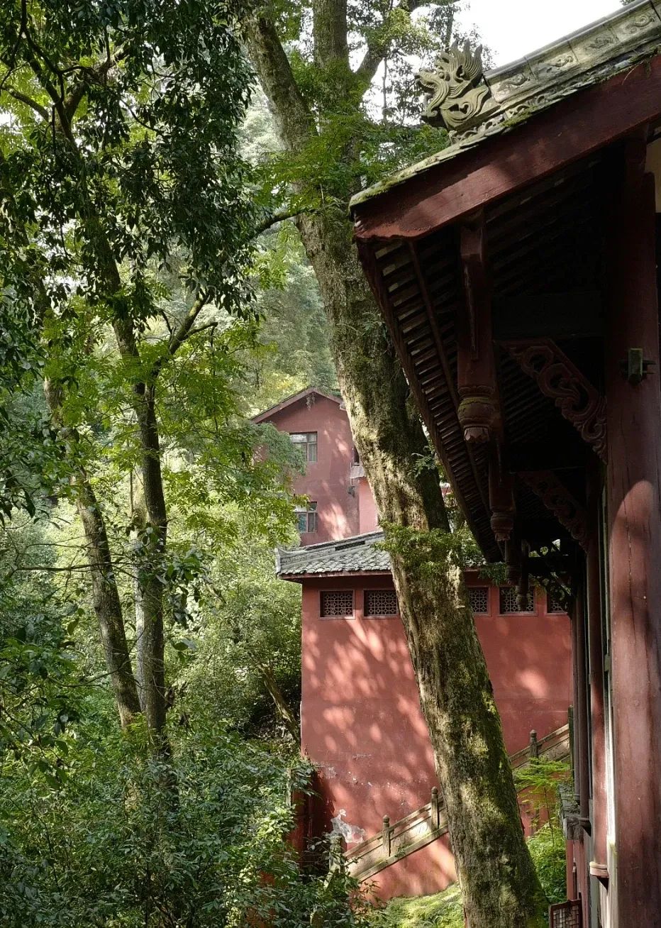 Hike in Chongzhou, Chengdu, climb to the top of the secluded temple - iNEWS