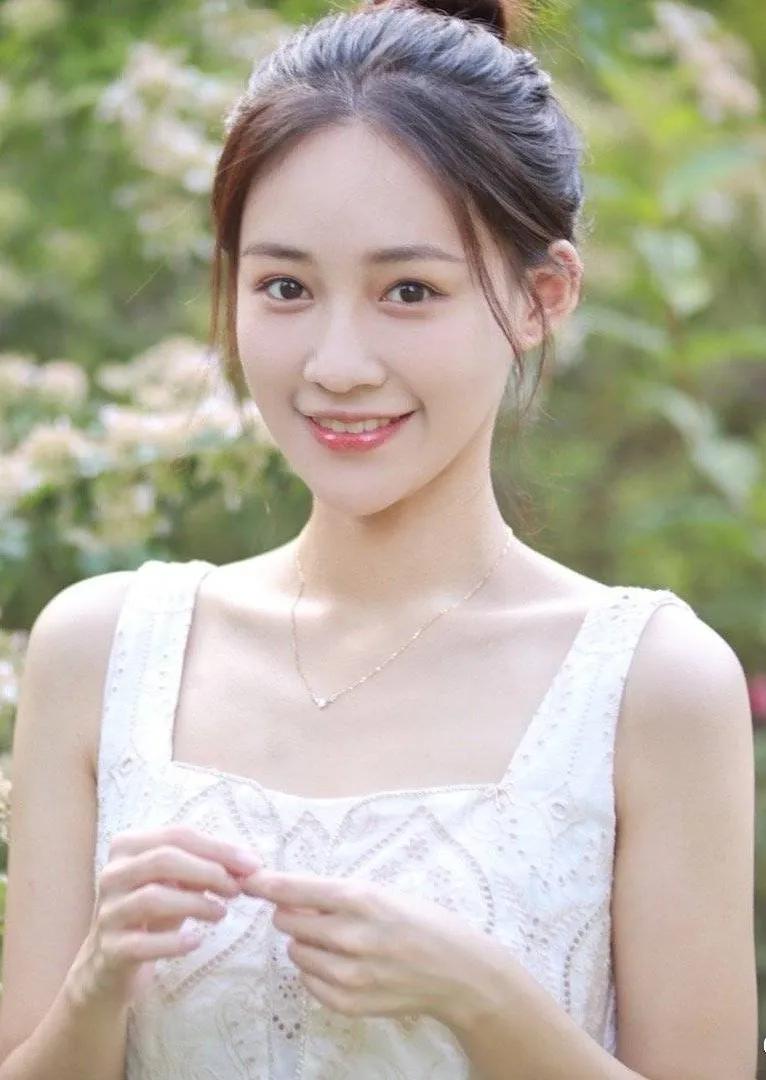 "Treasure Actress" He Yimeng - iNEWS