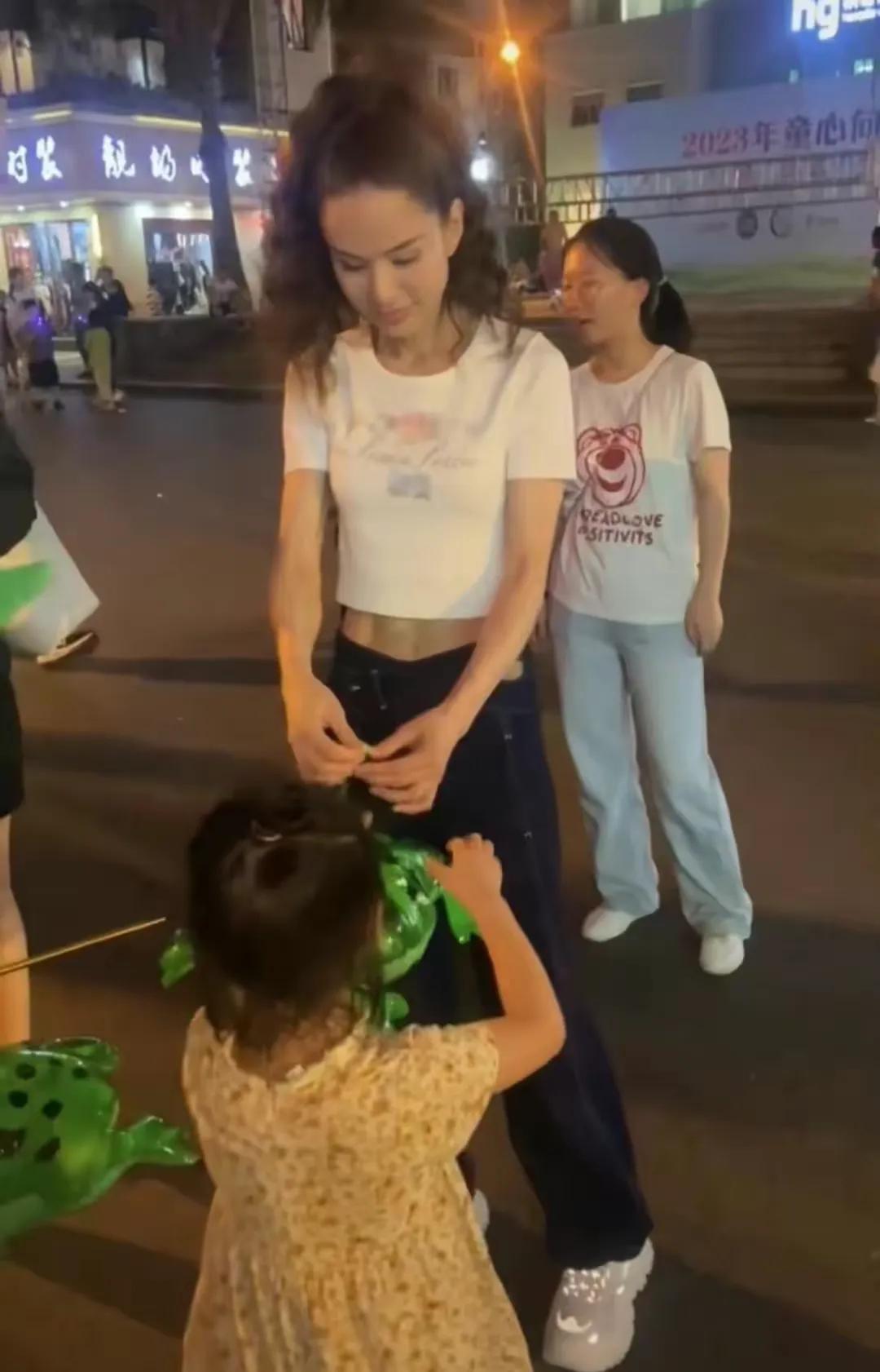 56-year-old Li Ruotong eats roadside stalls and is as thin as a paper ...