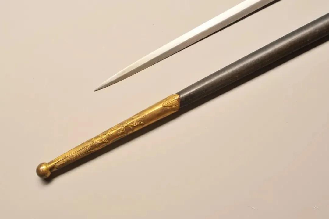 Comparison of Meiji civil servants' ceremonial swords and Qing Dynasty ...