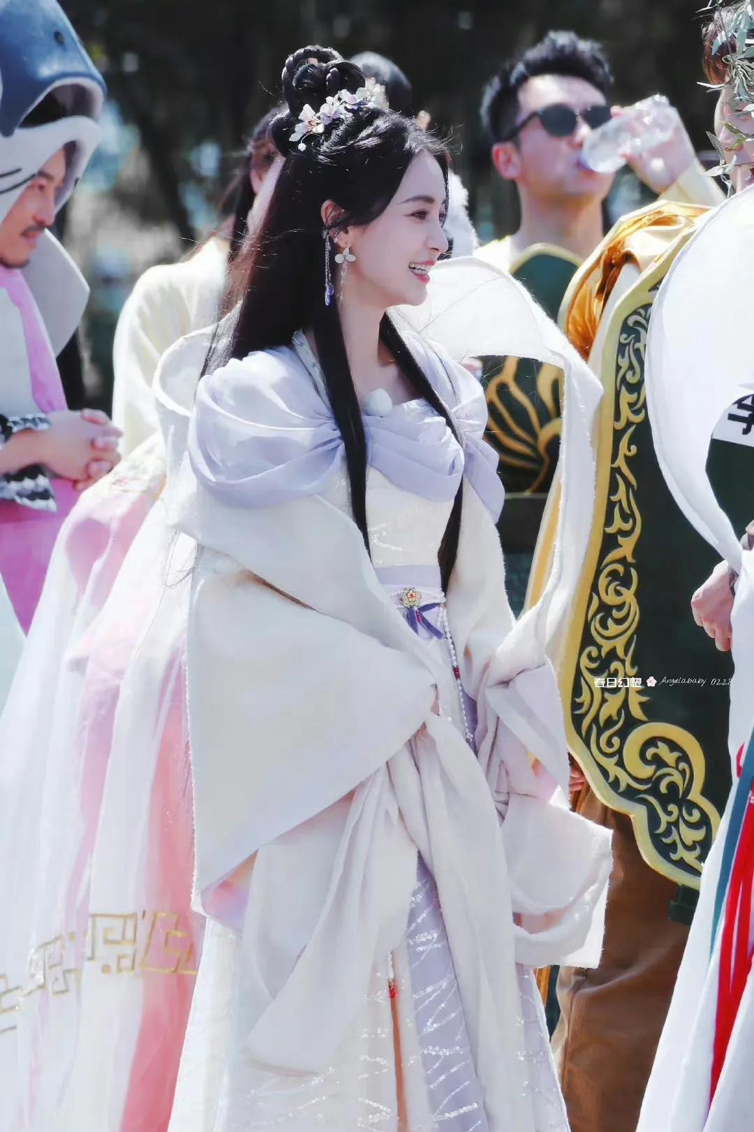 Yang Ying "Run" Reuters, cos fairy, so beautiful - iNEWS