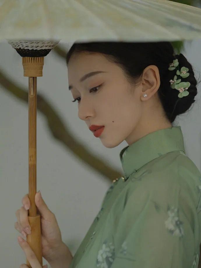 Liu Lingzi is wearing a green retro cheongsam with a full demeanor and ...