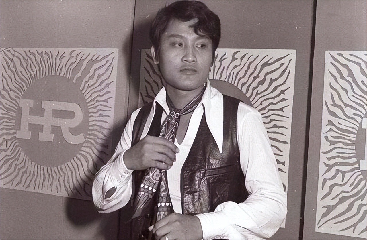 The smash hit "well-known singer" accidentally fell from the building ...