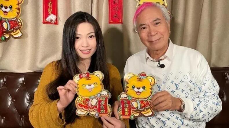 Another pair of grandparents and grandchildren are in love! 72-year-old ...