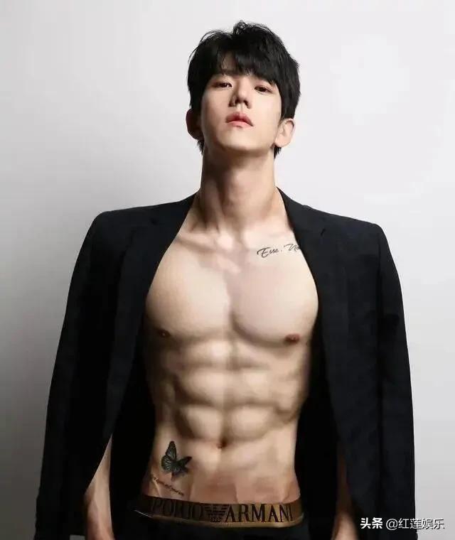 Why is Nicholas Tse's abdominal muscles asymmetrical?Looks a little ...