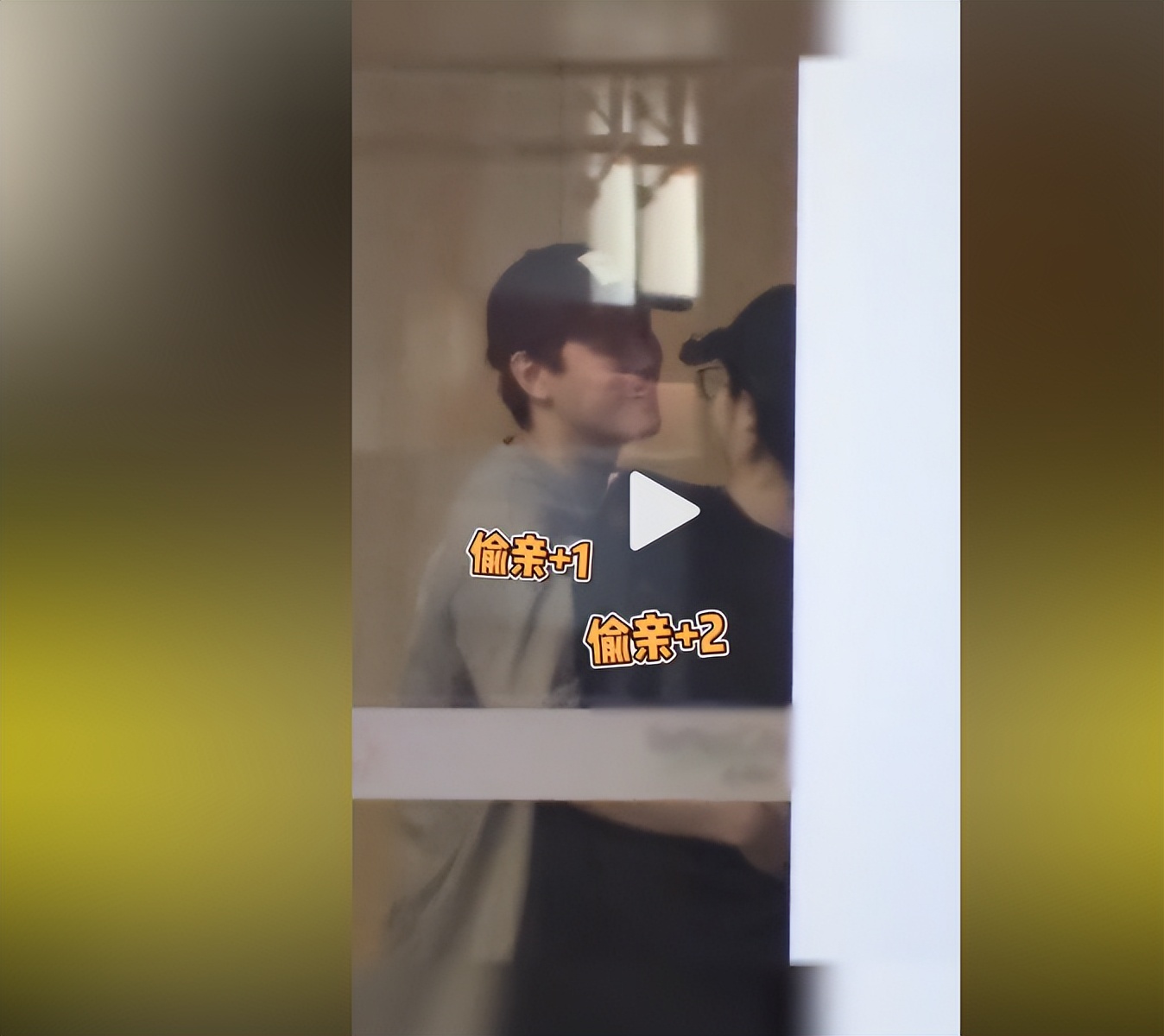 Qin Junjie and Mao Xiaohui entered the hotel holding hands, hugged and chatted with three ...