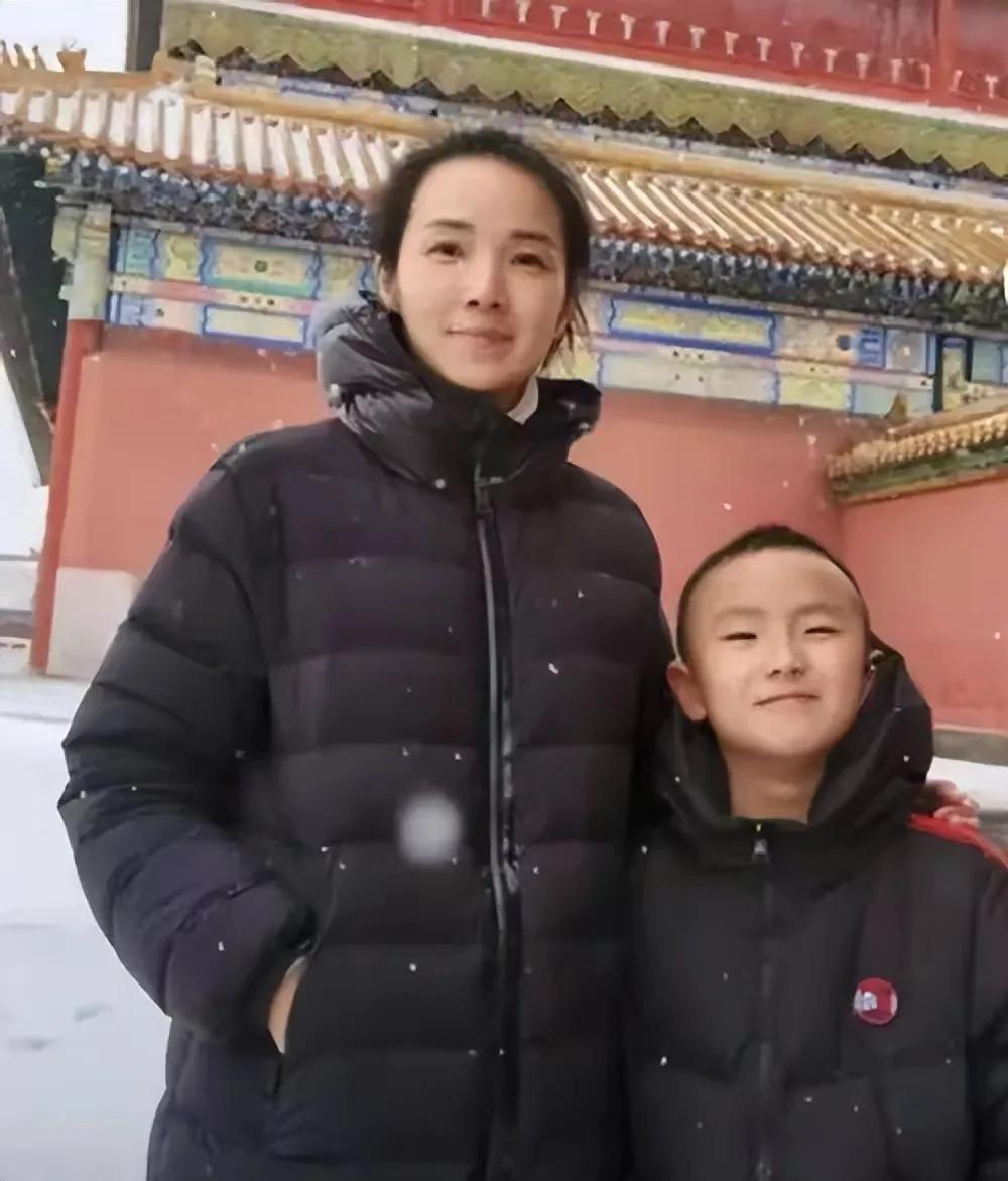 CCTV Guan Tong posted a photo with her husband. She was born in 1971 ...