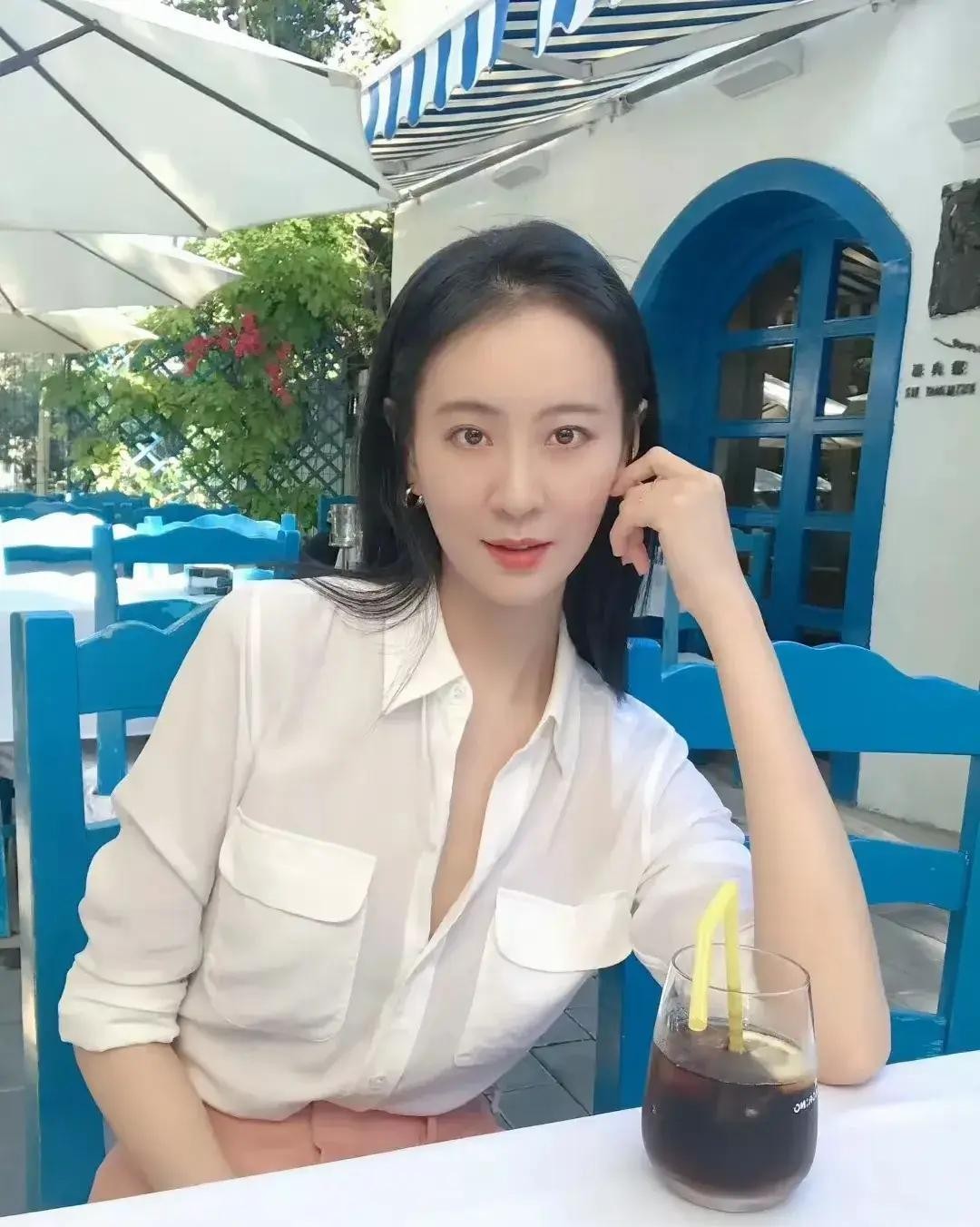Wang Lejun: a gentle lady with both temperament and beauty - iNEWS