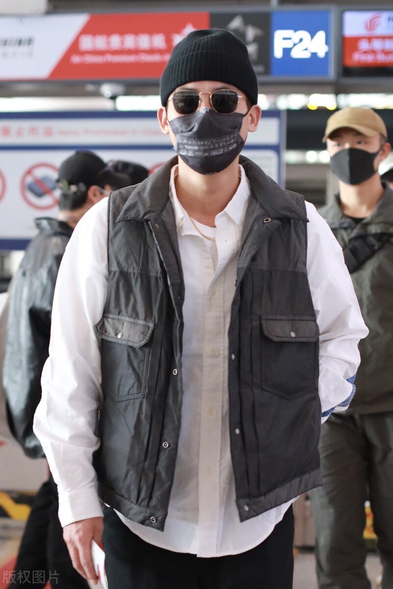 Ou Hao appeared at the airport - iNEWS