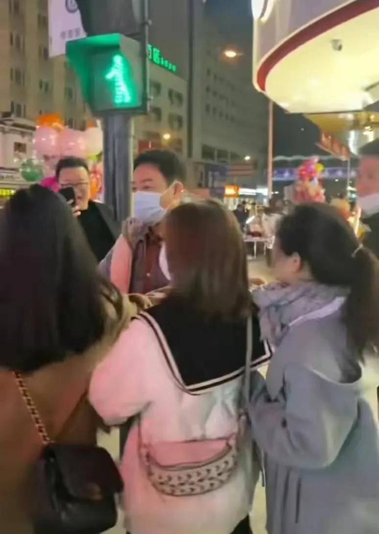 Zhang Songwen was surrounded by fans when he went to the night market ...