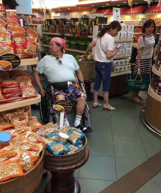 75-year-old Sammo Hung appeared at the wine bureau, his body was thin ...
