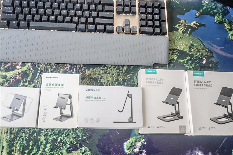 Inconspicuous but very useful laptop and tablet phone stand sharing - iNEWS