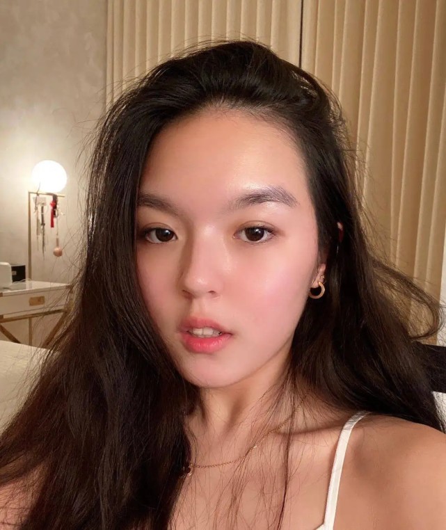 On her 20th birthday, Li Yong's daughter was criticized for being too ugly when she was a child ...