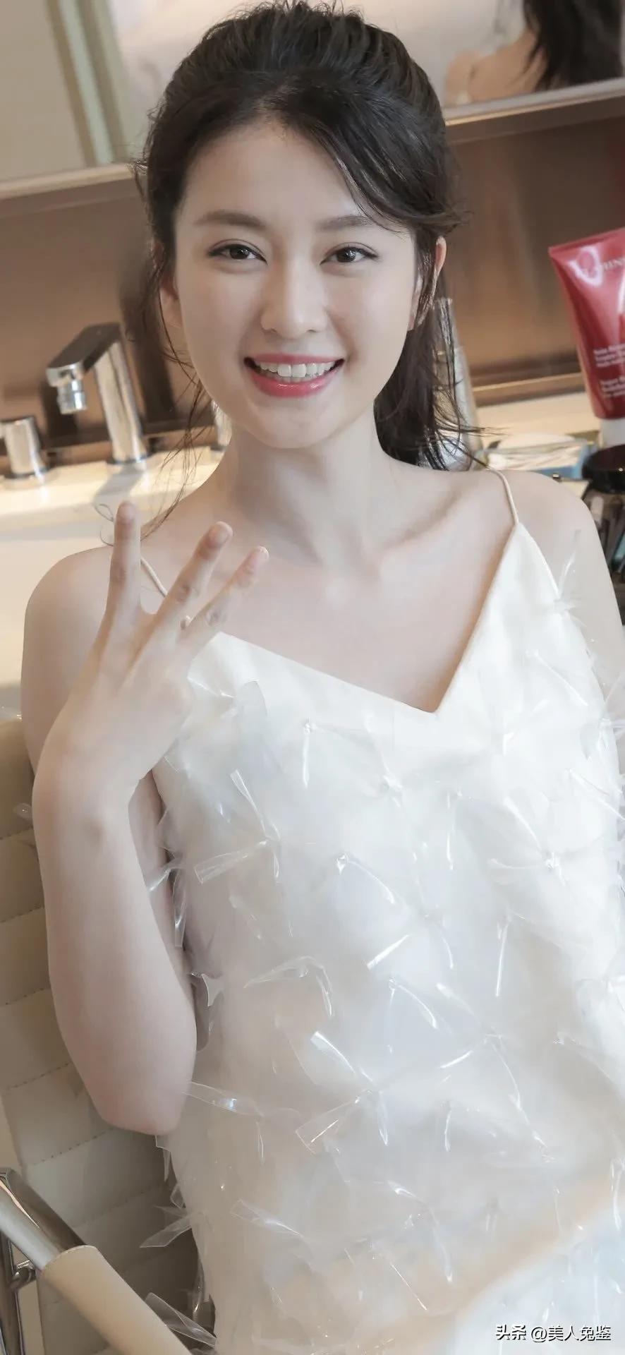 When Qiao Xin first debuted, she was white enough to shine, and she was ...
