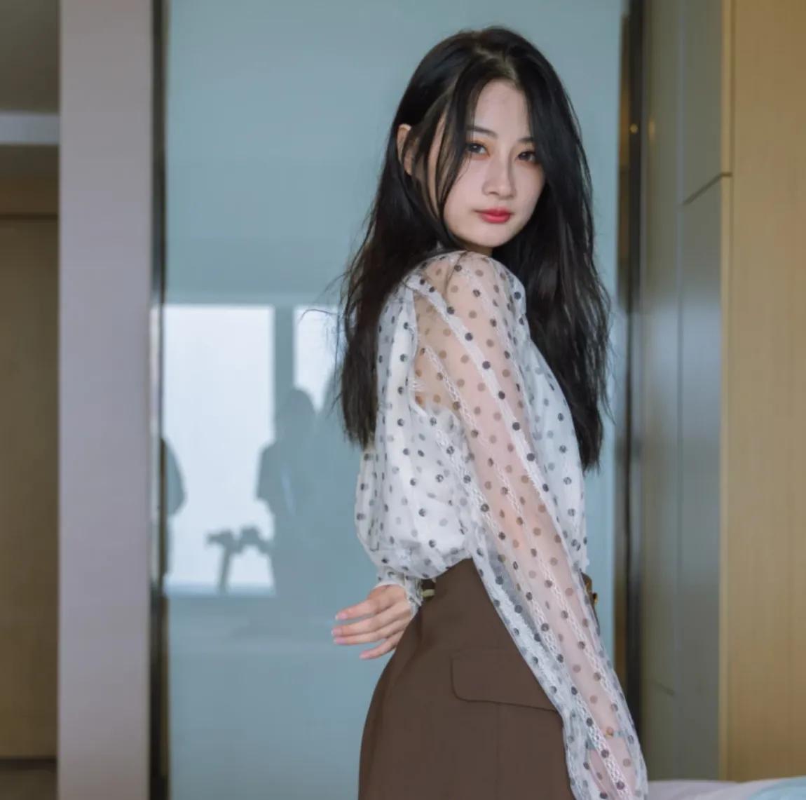 Beautiful and lovely model lady - iNEWS