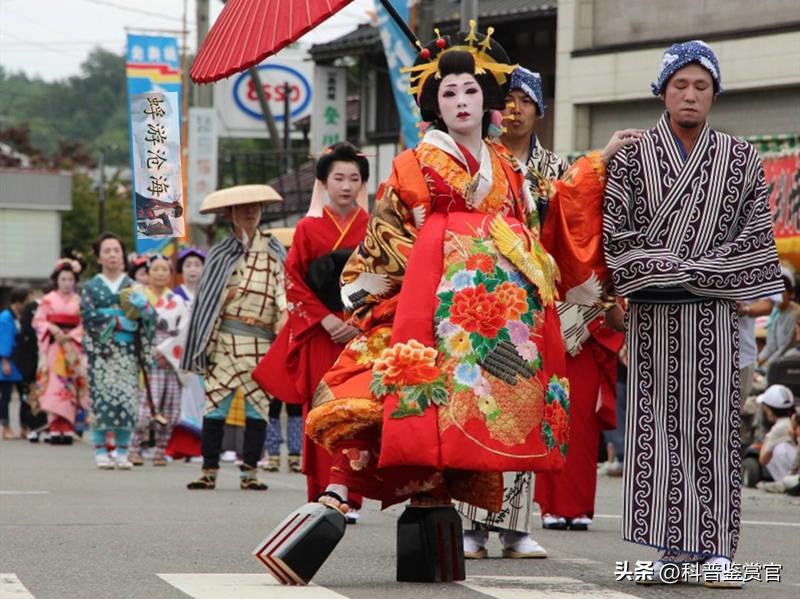 How weird is the Japanese oiran? What is the difference between wearing ...