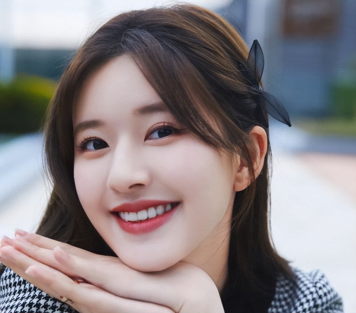 Zhao Lusi takes photos of purple swimsuits and wears more than 70,000 ...