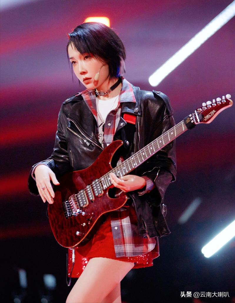 Liu Lian went to Yunnan to perform, and fans wanted to compare her abs ...